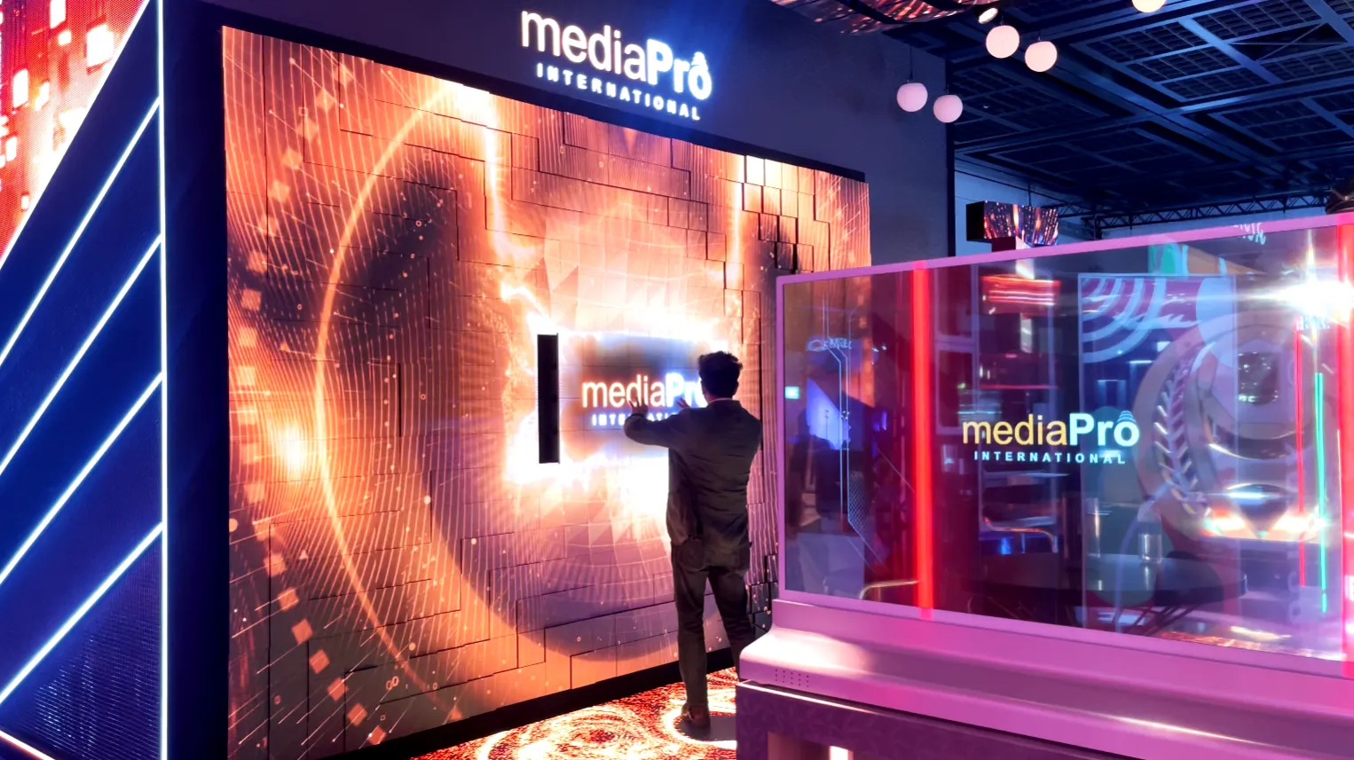 From Flat Surface to Dynamic Sculpture How Kinetic Screens Redefine ...